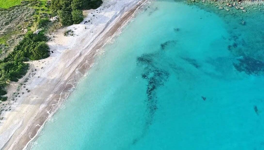 Η “κρυφή” παραλία της Αργολίδας με τη λευκή αμμουδιά και το… ιδιωτικό ...